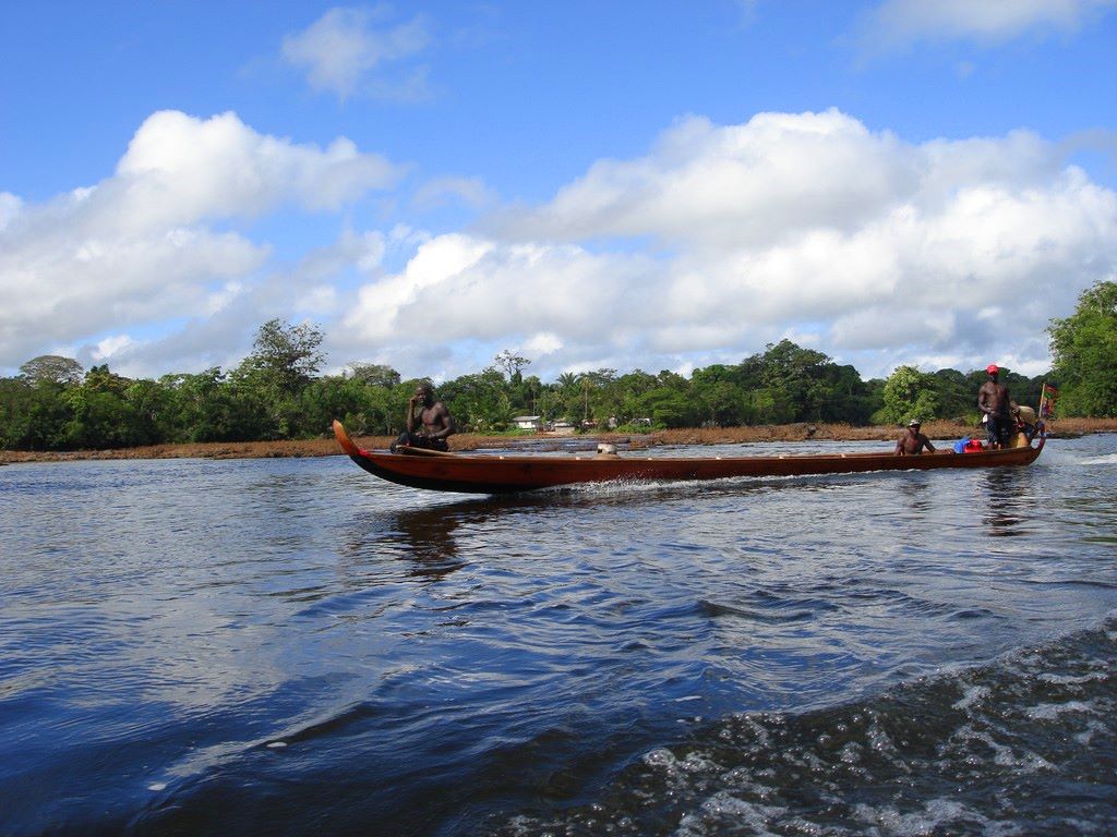 Excursions sur le Maroni en pirogue motorisée, fleuve de la Guyane